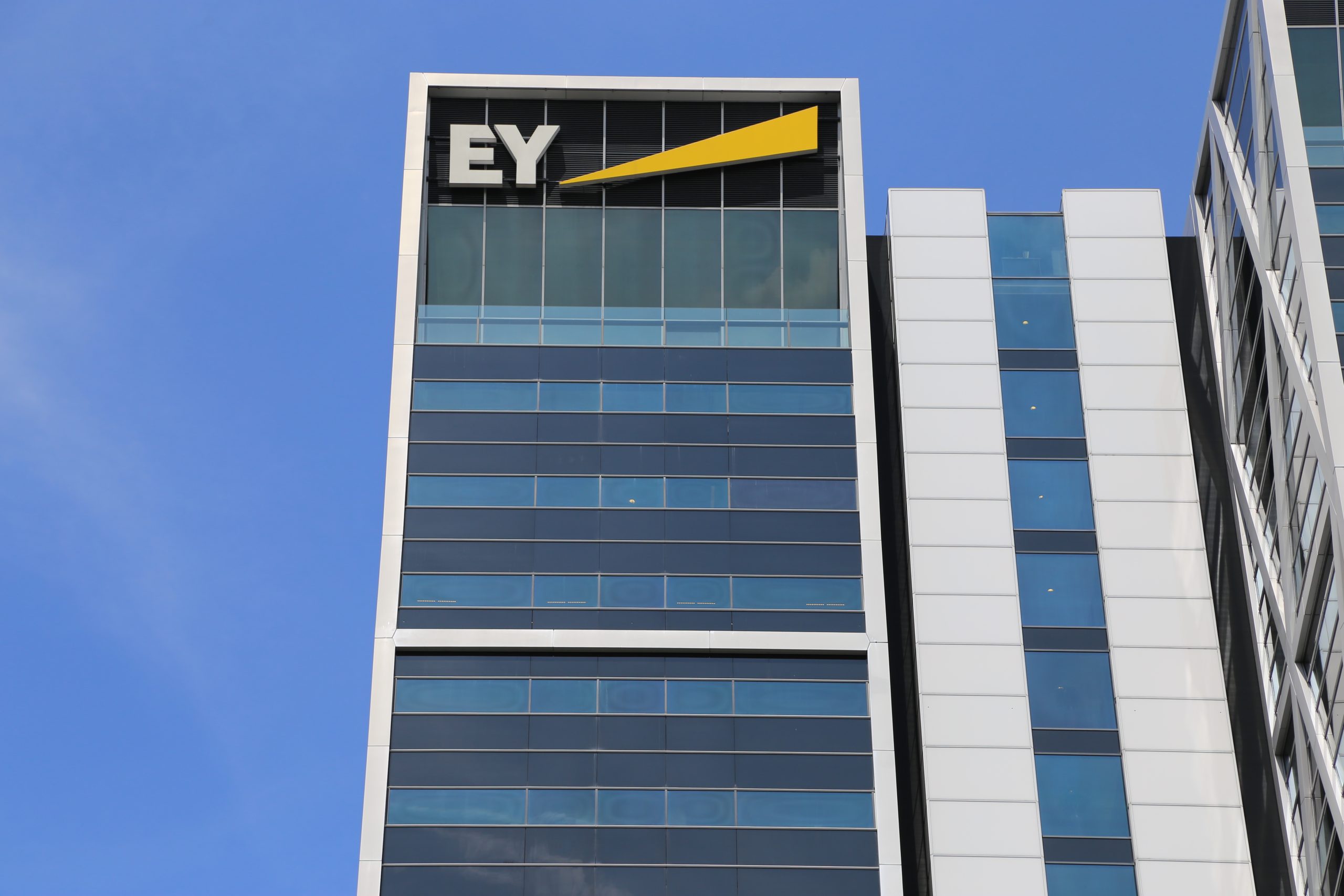 Voorzitter EY Accountants gedaagd om 'waarderingsrapport' - Accountantweek